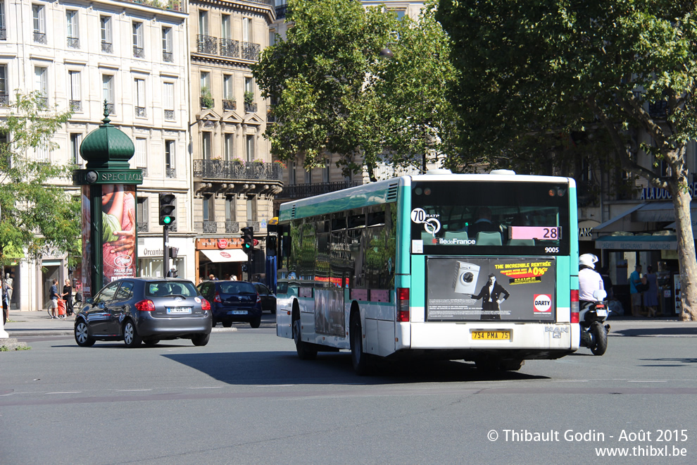 Bus 9005 (754 PMA 75) sur la ligne 28 (RATP) à Montparnasse – Bienvenüe ...