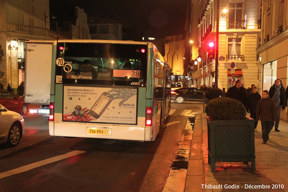 Bus 9005 (754 PMA 75) sur la ligne 28 (RATP) à Miromesnil (Paris ...