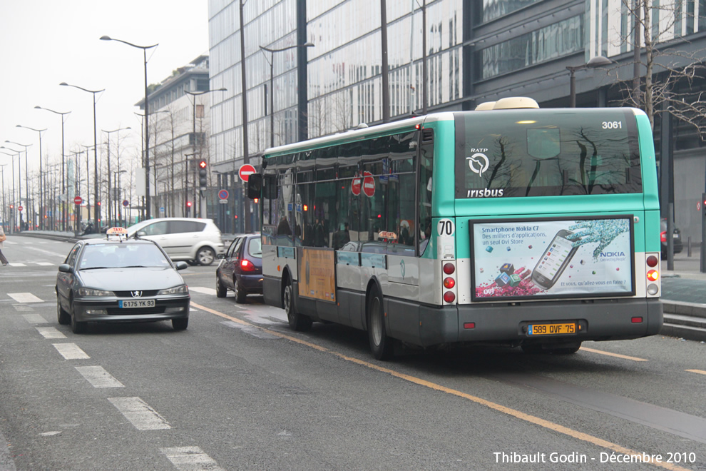 Bus 3061 (589 QVF 75) sur la ligne 89 (RATP) à Bibliothèque François ...