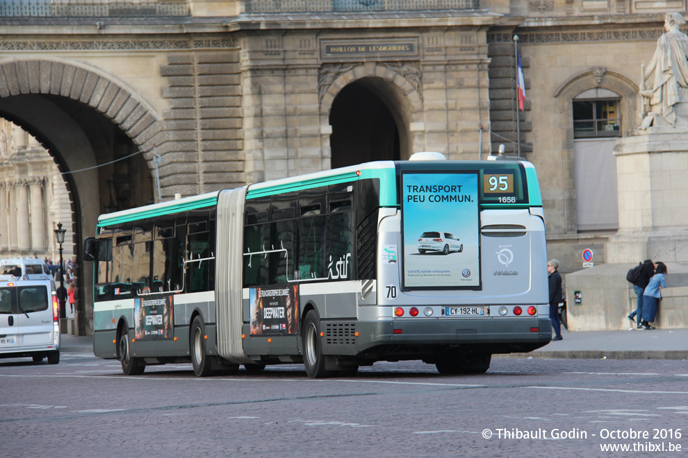 Bus 1658 CY 192 HL Sur La Ligne 95 RATP Pont Du Carrousel Paris Bus 1658 CY 192 HL Sur La Ligne 95 RATP Pont Du Carrousel Paris